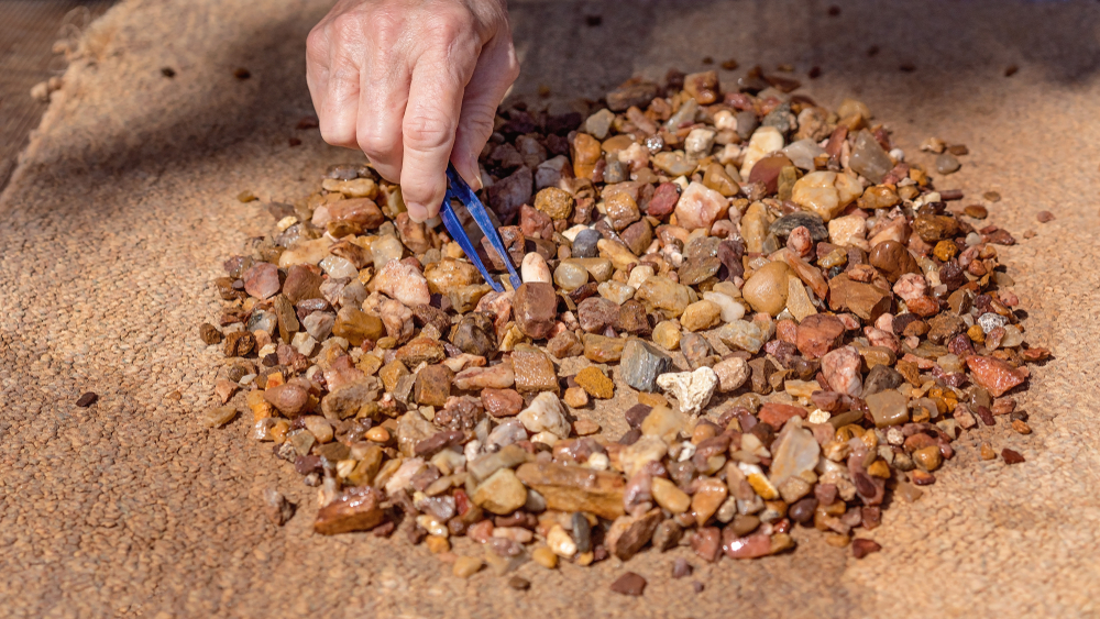 Gemfields project helps frame future of fossicking | iQ Industry Queensland